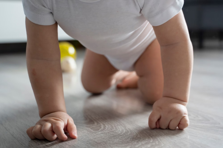 Viral Bayi Merangkak di Atas Genteng, Orang Bingung Cara Naiknya – Nowbuzz